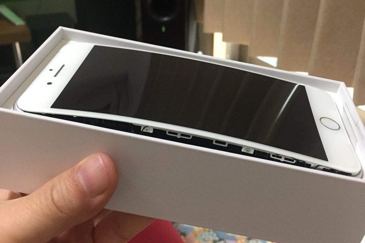 Swollen iPhone Batteries are Causing Screens to Lift & Damage the LCD ...